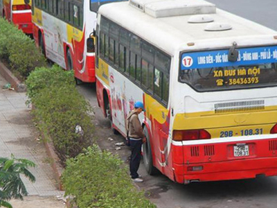 Dân vô tư “tè bậy” trên đường phố Hà Nội